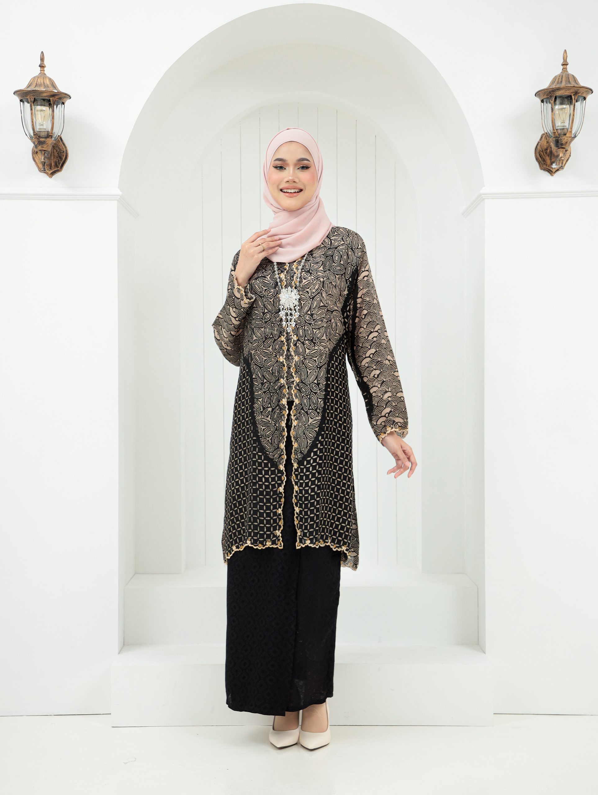 Alanis - Warm Black - Fia Exclusive